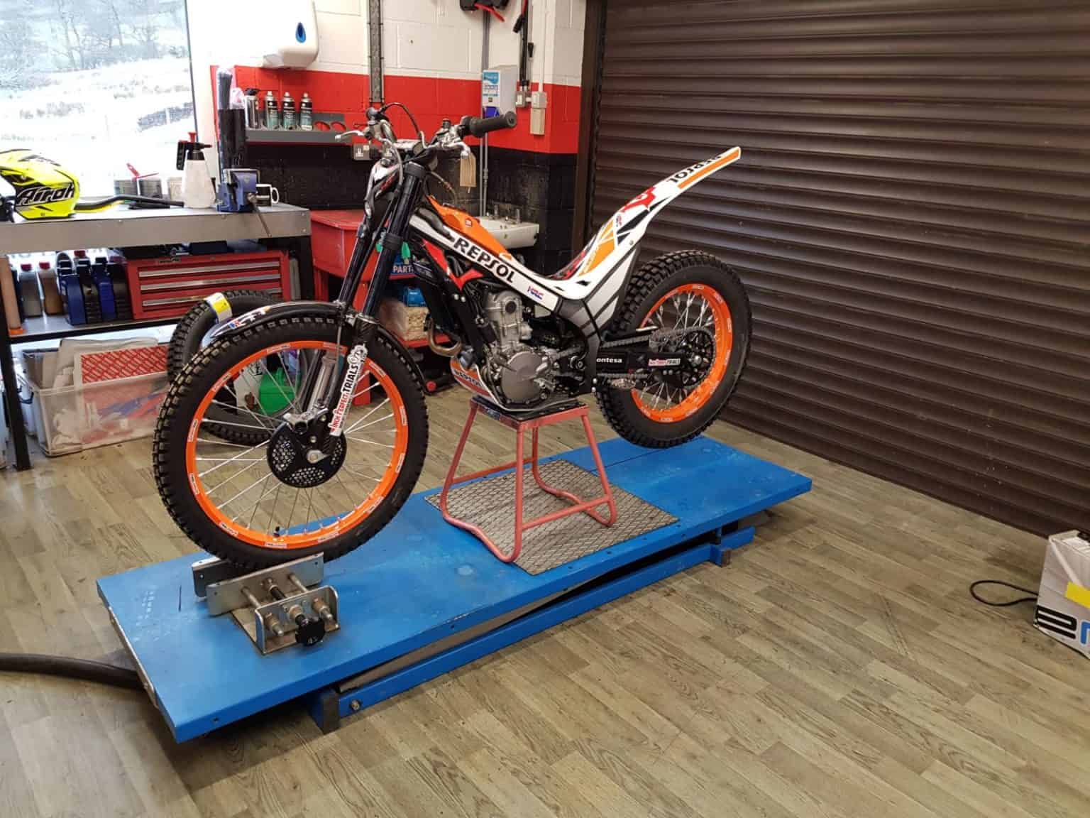 How to Lift a Motorcycle for Maintenance Work - Automotive Tools & Supplies